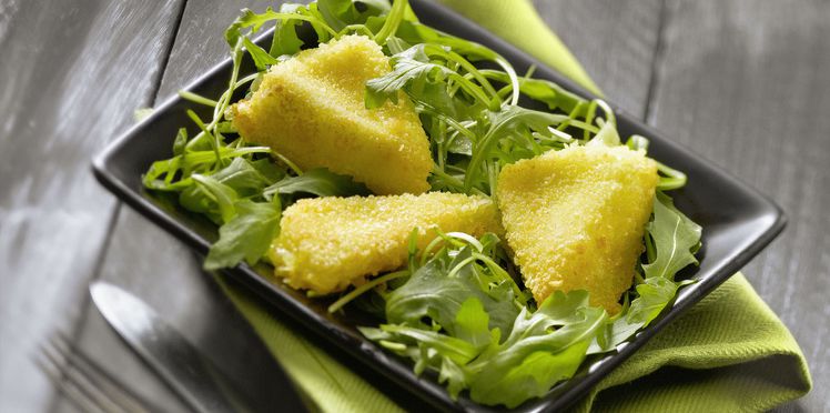 Camembert frit sur lit de roquette